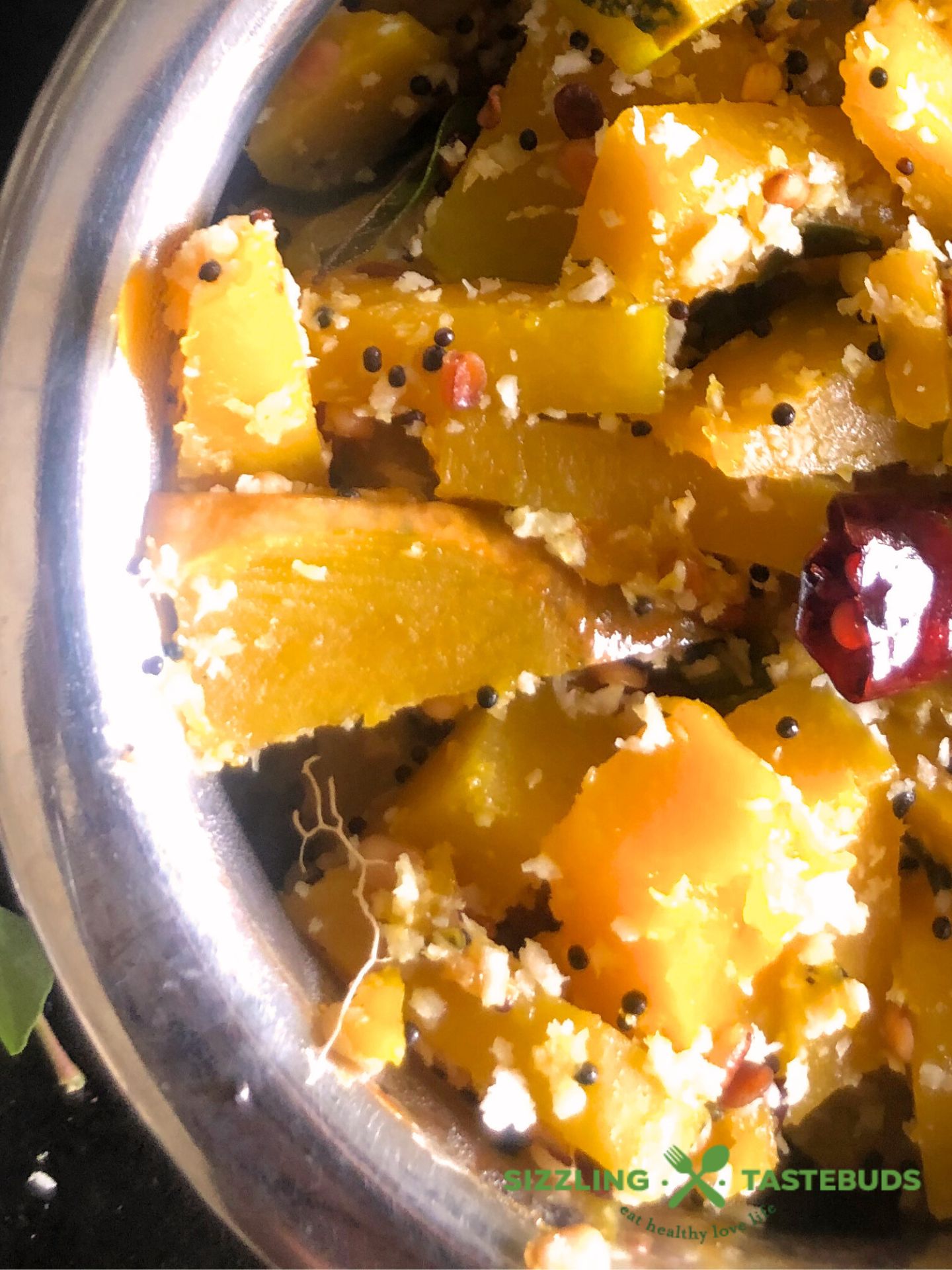 Parangikai Poriyal / Yellow Squash Stir fry / Hara Kaddu Sabji