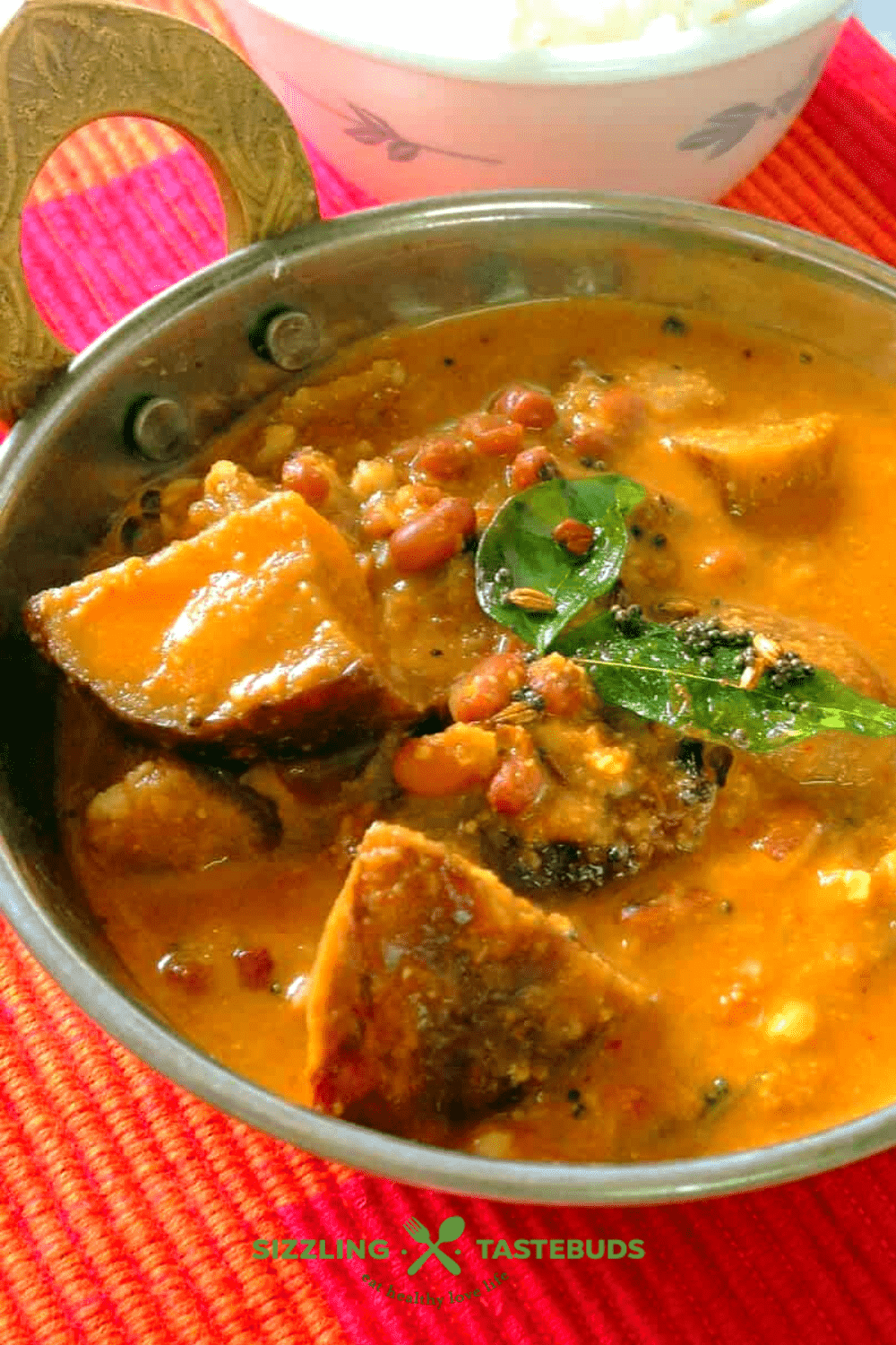 Katrikkai Karamani Kootu | Aubergine and Cow Pea Curry